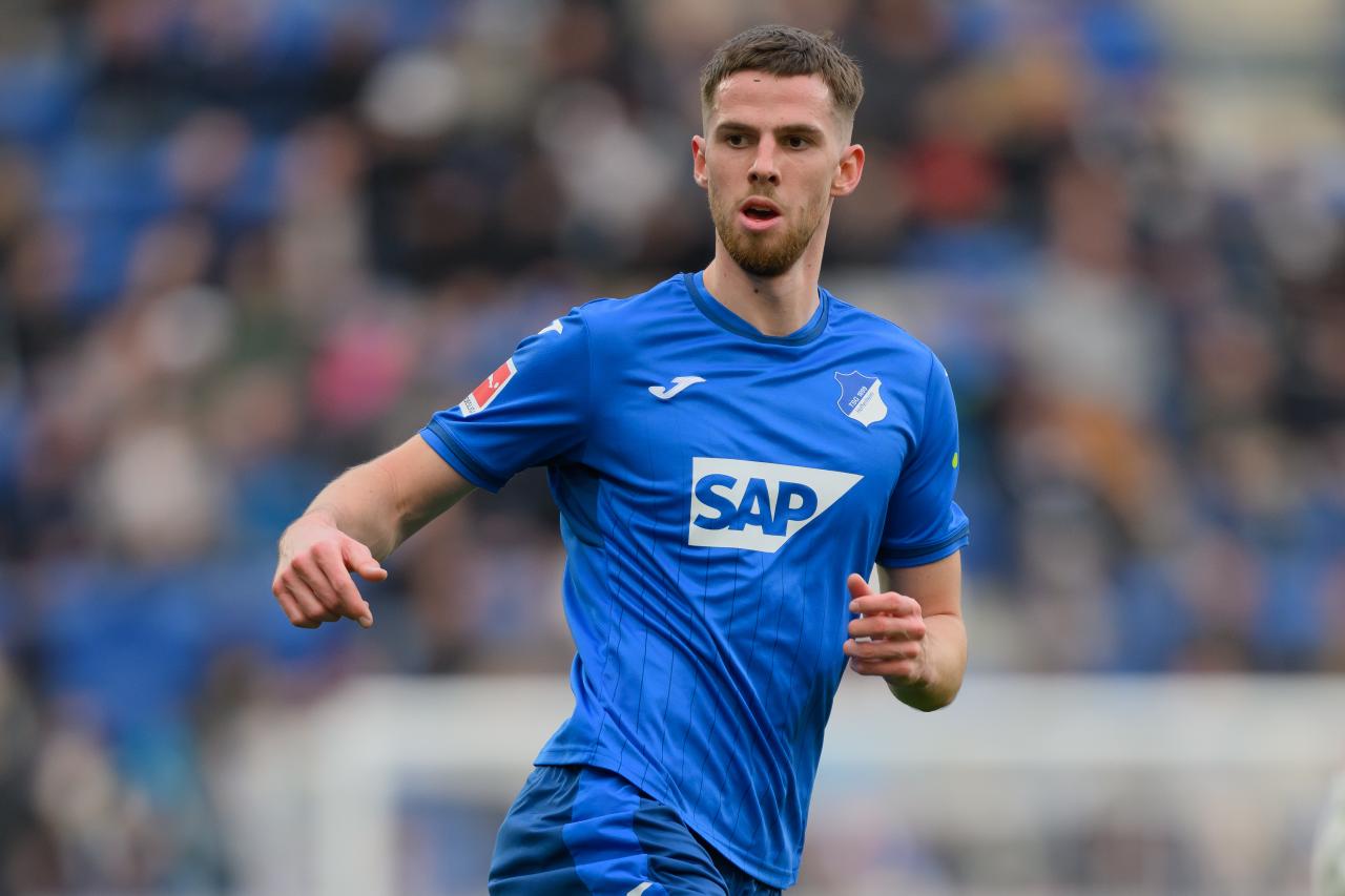 Stach completes Leeds move