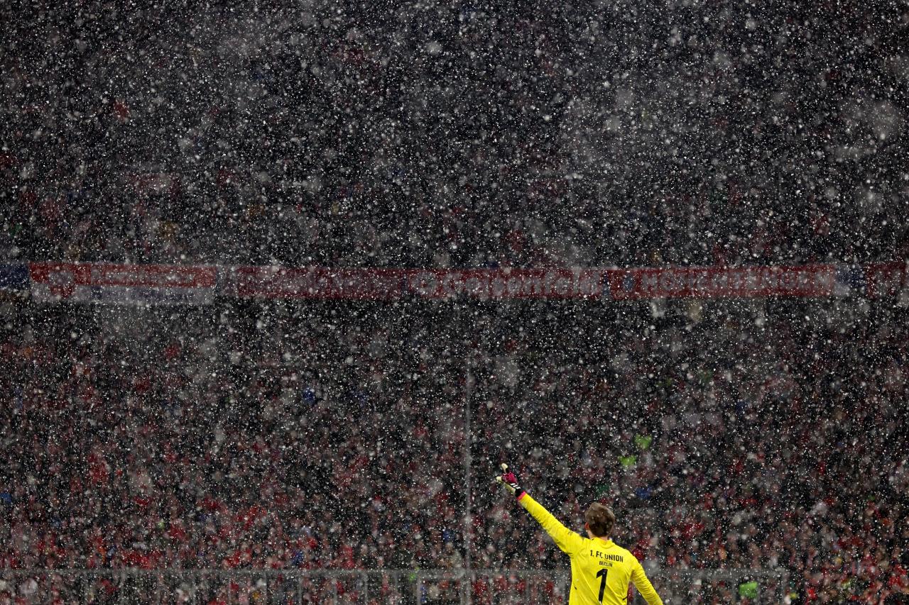 Winter weather puts Bundesliga matches in doubt