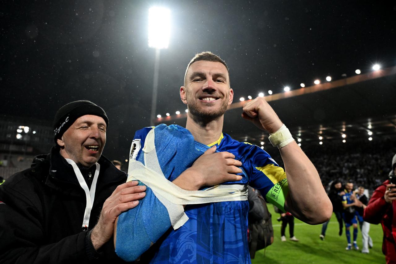 Schalke sweat over Džeko's bandaged arm from Bosnia's win over Italy