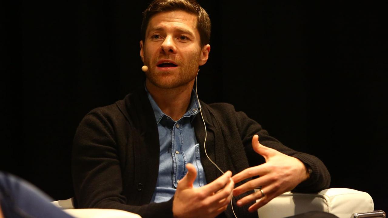 Xabi Alonso's coaching background and preferred playing style