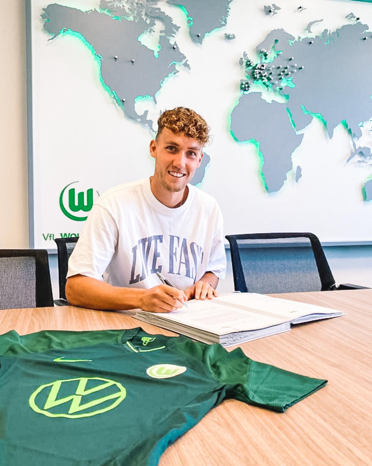 Official: Waldschmidt signs for Wolfsburg