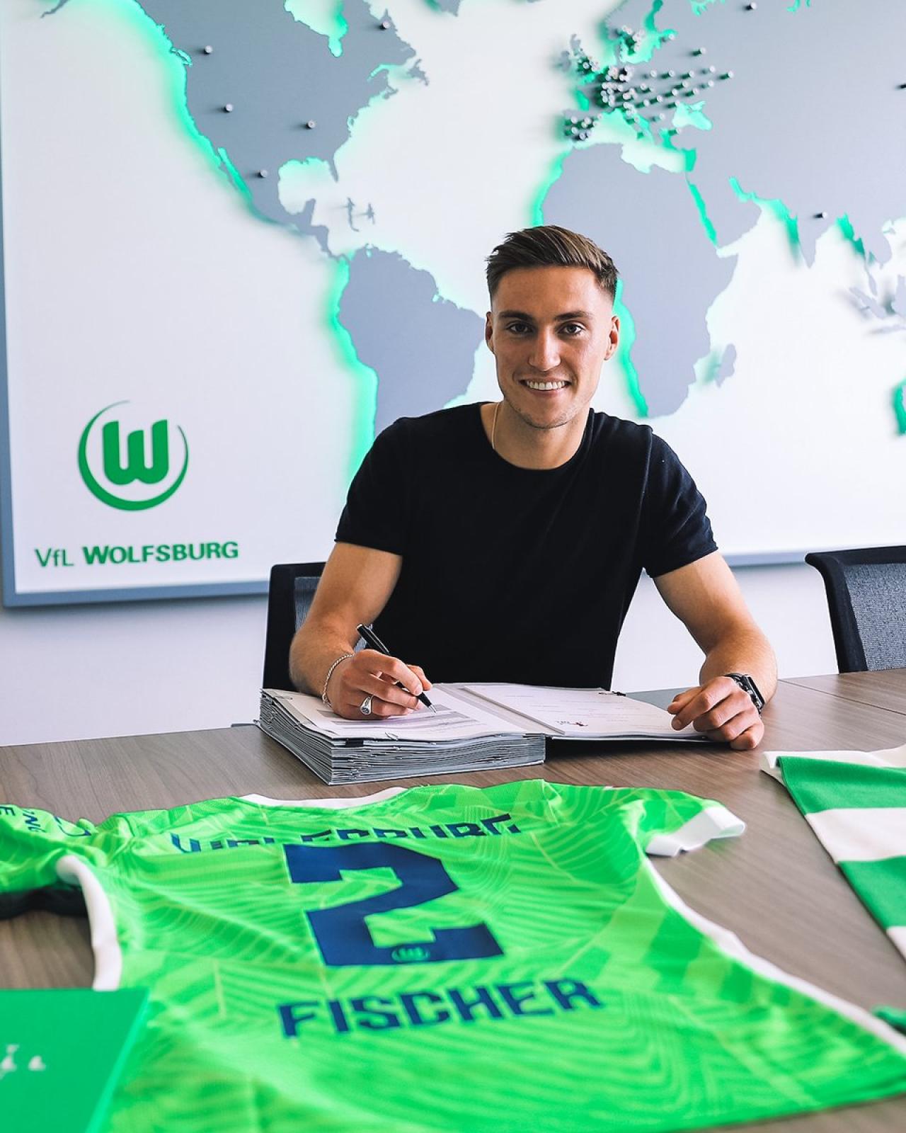 Wolfsburg's Fischer undergoes knee surgery