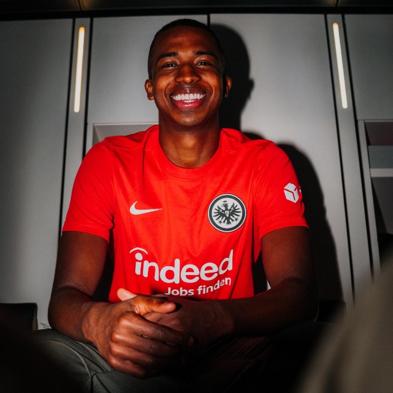 Pacho completes PSG switch