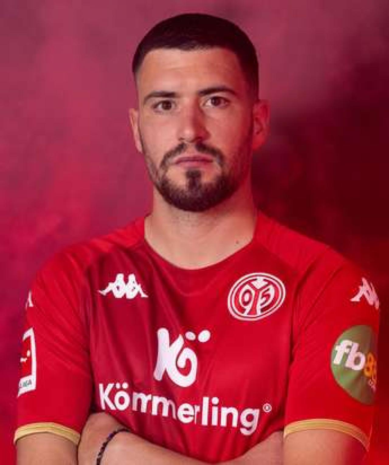 Spanish fullback Aaron rumored to be in Bremen for medical