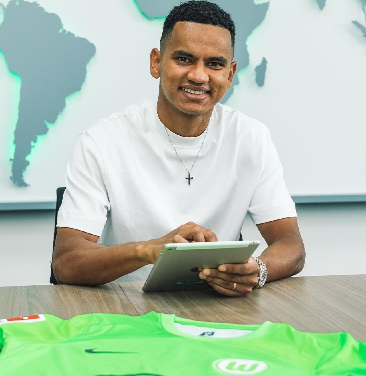 Wolfsburg sign Brazilian left-back