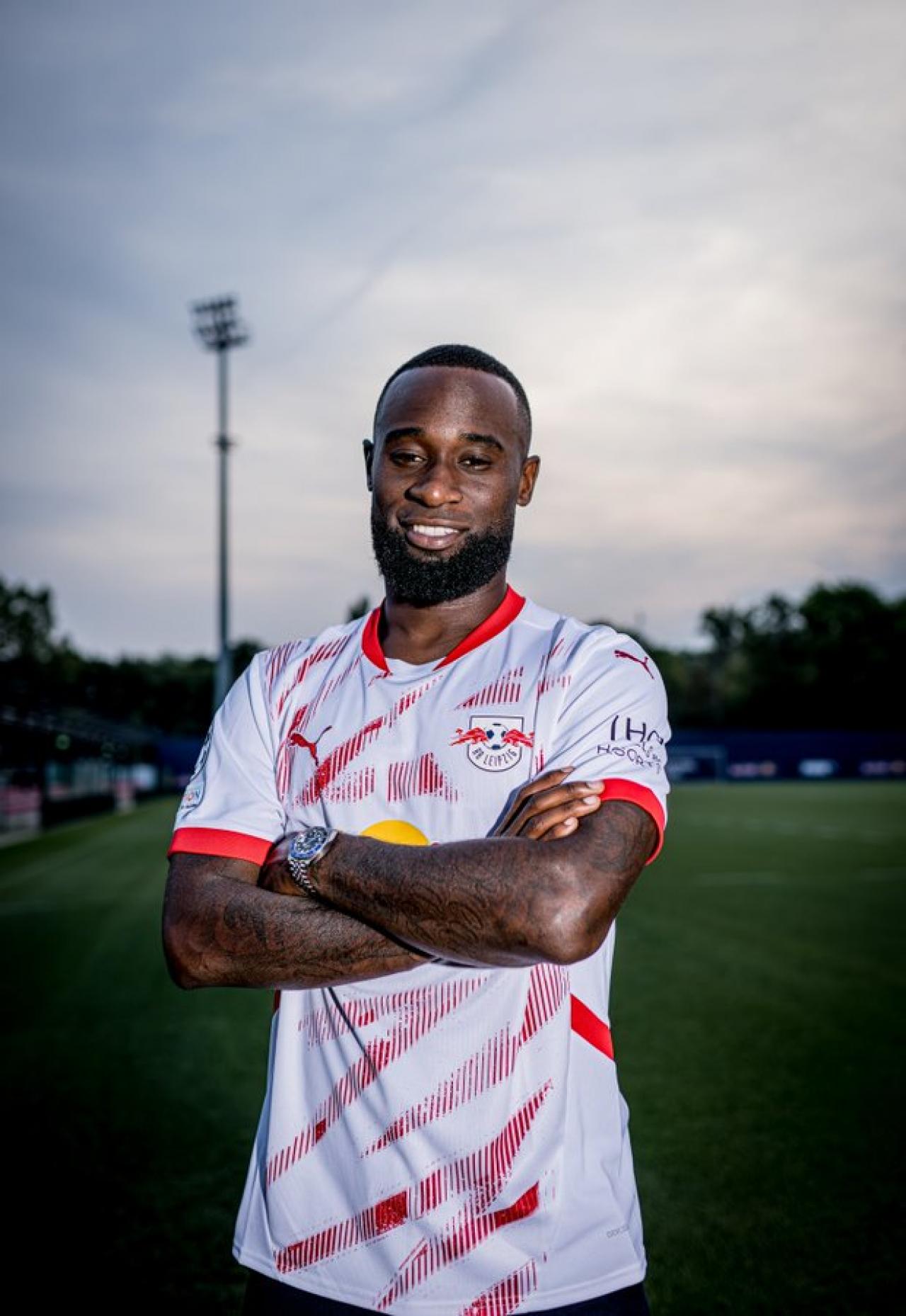 Leipzig confirm Geertruida signing: "Finally at RB!"