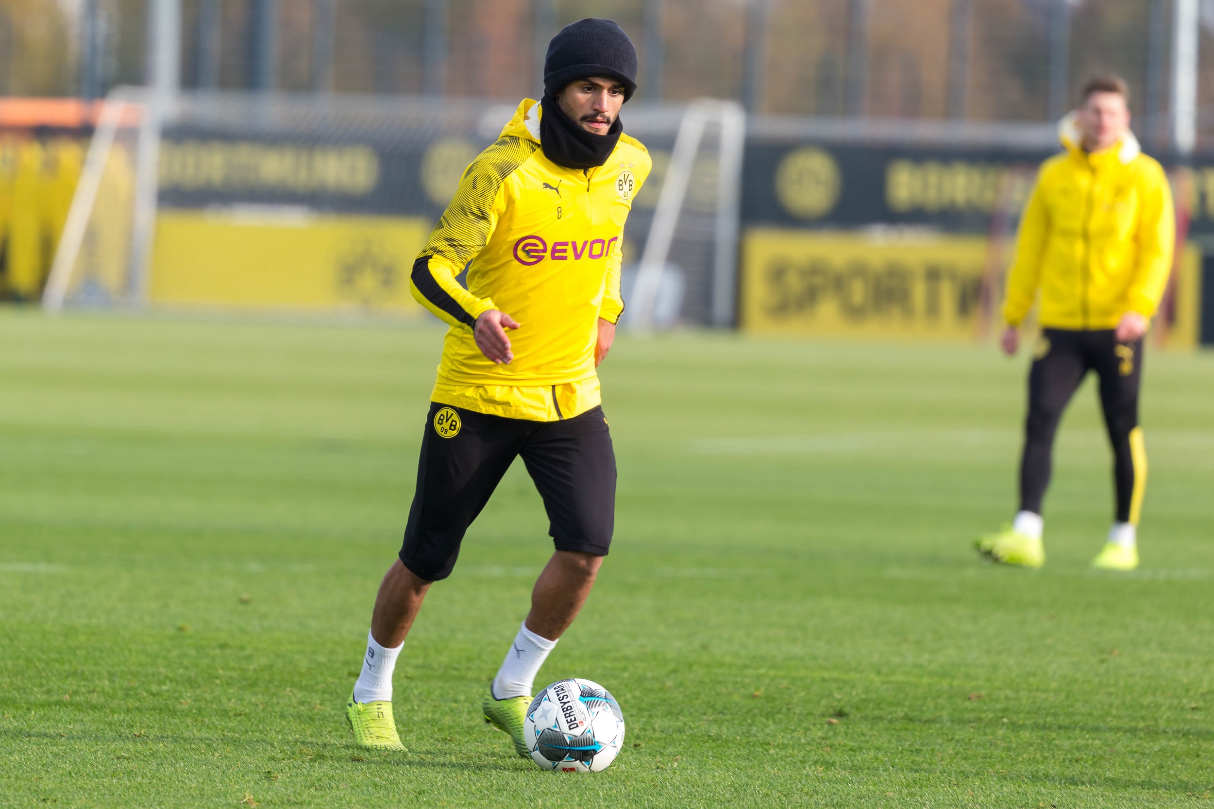 Report: Borussia Dortmund look to extend midfielder's contract