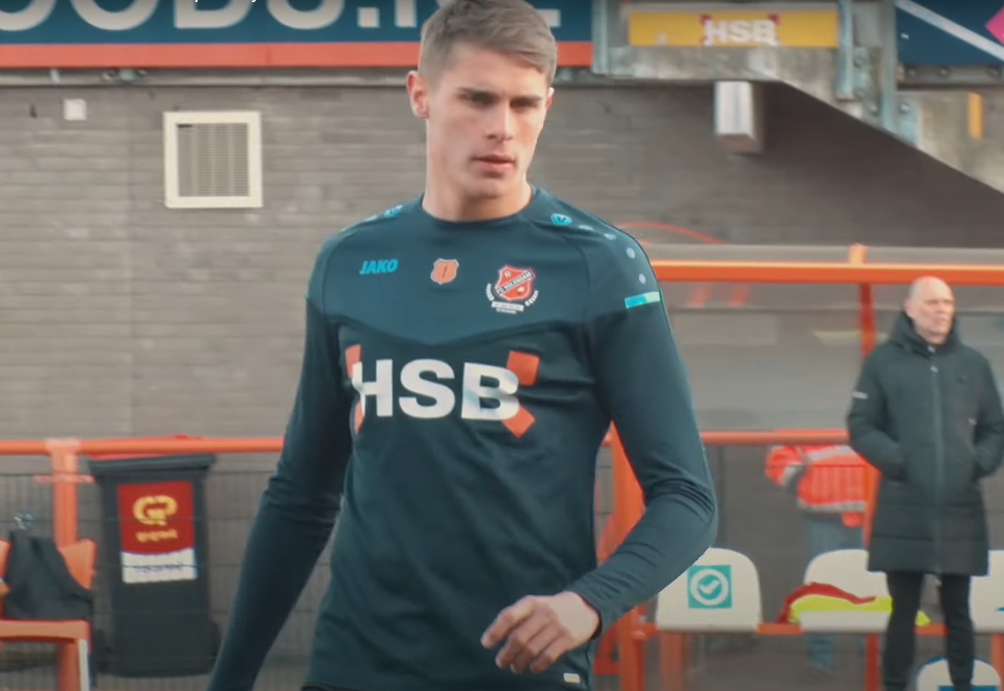 Wolfsburg confirm capture of Dutch centre-back