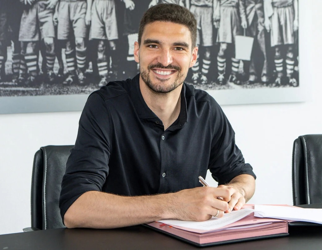 Schalke confirm new deal for Kaminski